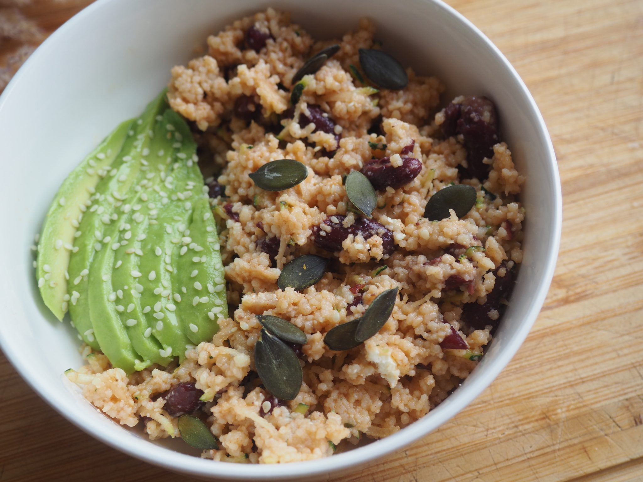 Plat végétarien : semoule, haricots rouges et courgettes au fromage ...